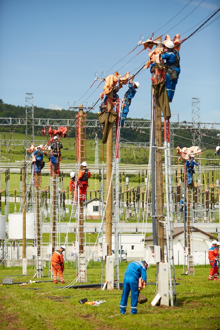 Elektrikári si zmerali sily v prácach pod napätím. Pozrite si fotky ...